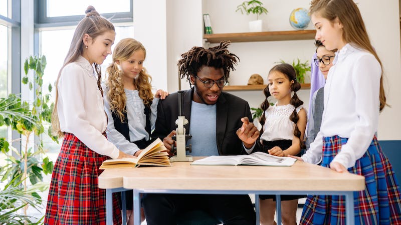 Berdiskusi Dengan Sesama Guru Merupakan Salah Satu Cara Untuk Menggali ...