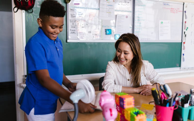Ketika Sedang Belajar Bersama Murid Di Kelas, Hal Apa Yang Membuat Ibu ...