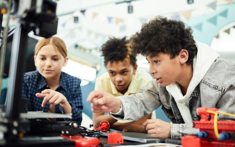 Satya Mempunyai Banyak Sekali Teman Dengan Latar Belakang yang Berbeda ...