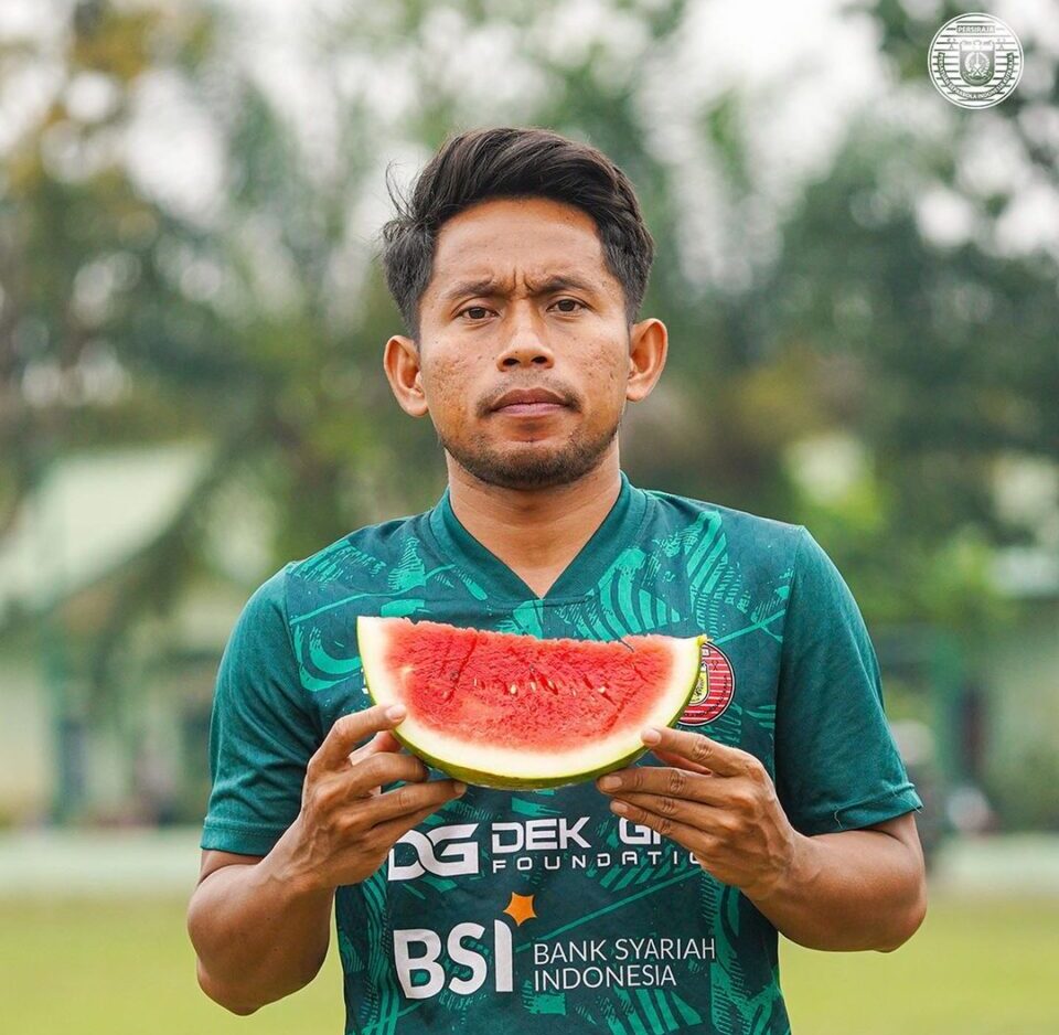 Andik dkk Skuad Persiraja Foto Pegang Semangka usai PSSI Denda Suporter ...
