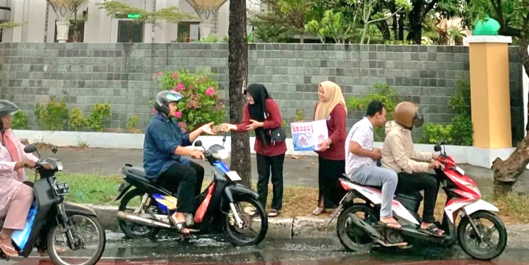 Kepedulian terhadap Sesama, Mahasiswa PG-PAUD UBBG Bagi-Bagi Takjil ...