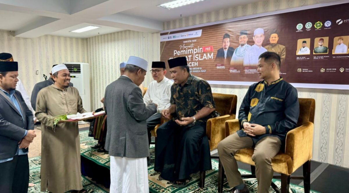 ISAD dan Tu Sop Jeunieb Peusijuek Guru Besar UIN Ar-Raniry - AcehGround
