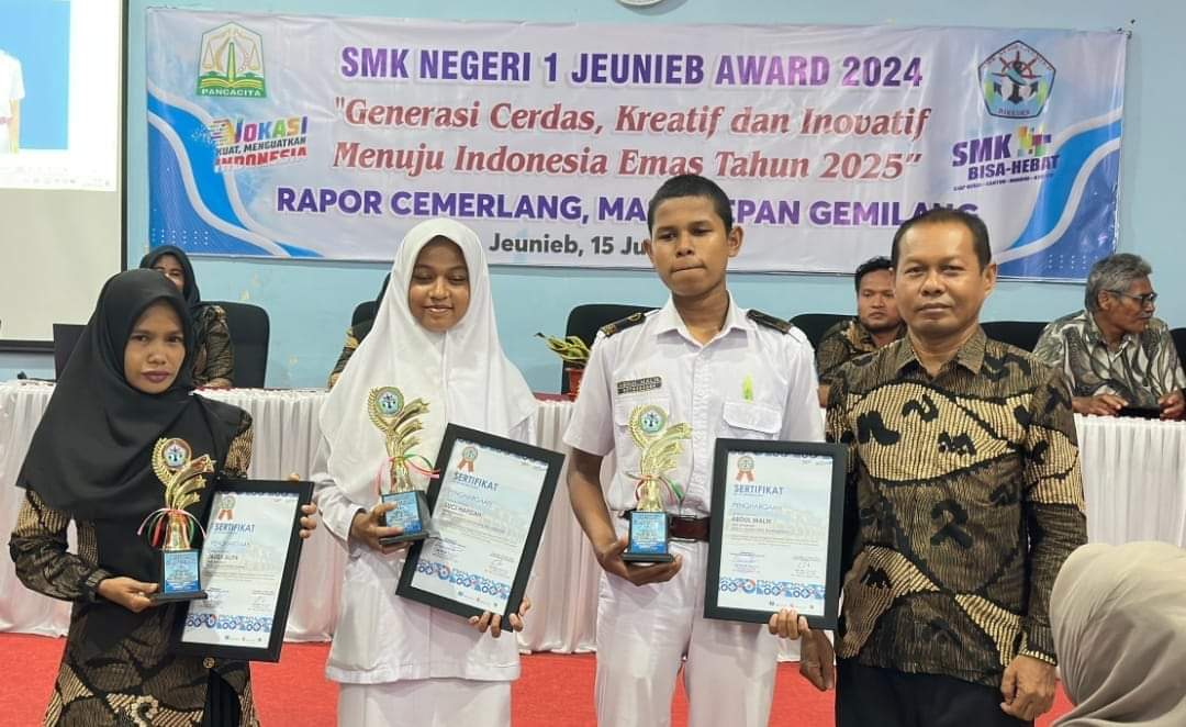 SMKN 1 Jeunieb Awards 2024 Bentuk Komitmen Terhadap Prestasi Sivitas Akademika - AcehGround