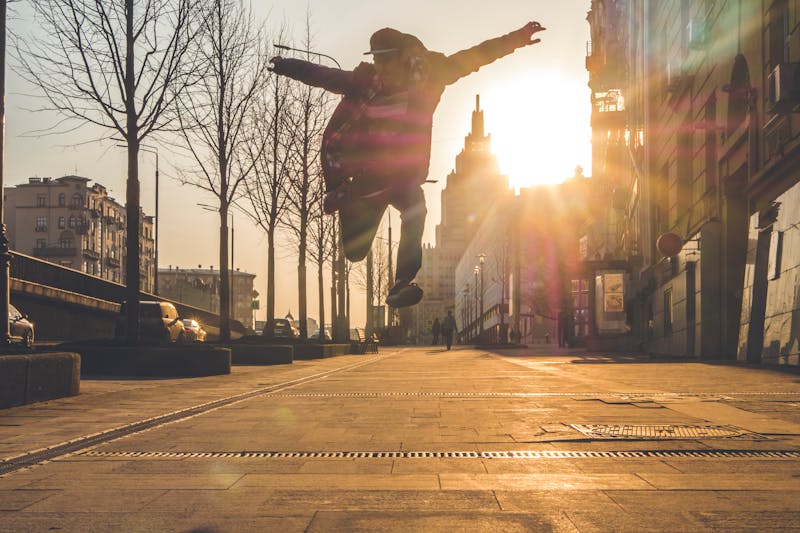 Pada Saat Mendarat, Seorang Pelompat Melakukan Teknik Mendarat Dengan ...