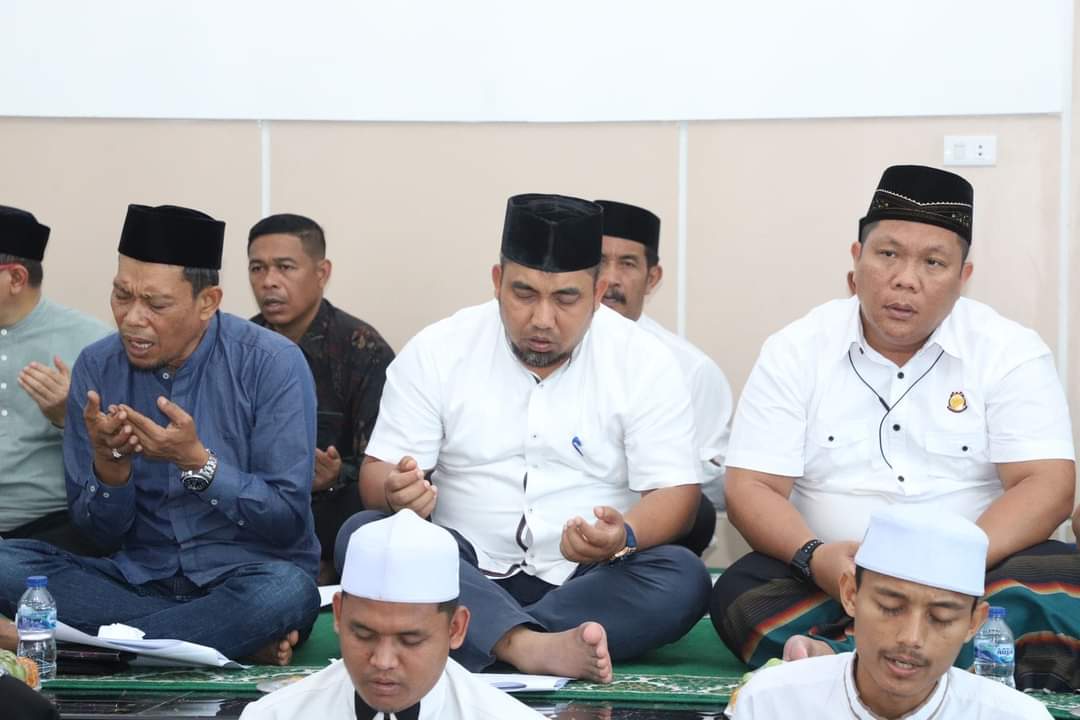 Penjabat Bupati Iswanto bersama Paslon Bupati dan Wakil Bupati Ikuti Zikir dan Doa Bersama untuk ...