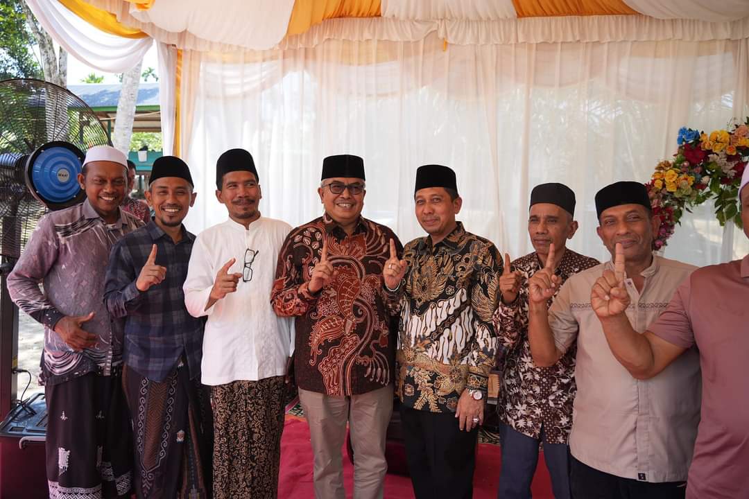 Om Bustami Hamzah Hadiri Maulid dan Haul Dayah, Abiya Anwar: Tak Lepas dari Dukungan dan Doa Abu ...