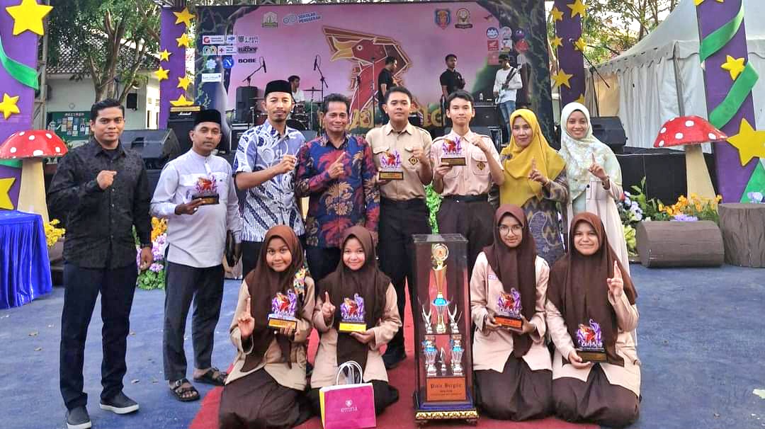 MTSN 1 MODEL BANDA ACEH KEMBALI RAIH JUARA UMUM REALISTIG - AcehGround