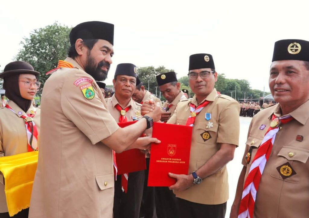 Prof Mujiburrahman, Rektor UIN Ar-Raniry Terima Penghargaan Lencana Pancawarsa - AcehGround