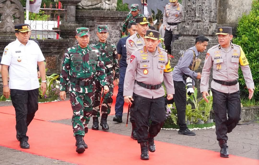 Kapolri Memimpin Bersama Panglima TNI Apel Gelar Pasukan Operasi Lilin 2024 di Bali - AcehGround