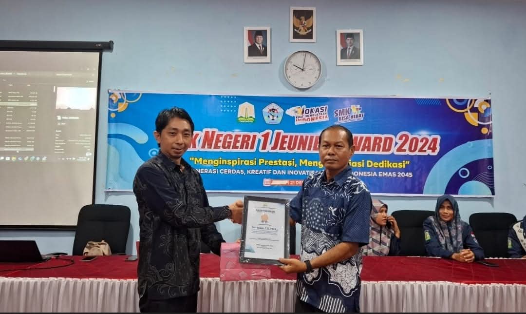 Guru dan Siswa Raih SMKN 1 Jeunieb Award 2024, Kepsek: Prestasi Harus Diapresiasi - AcehGround