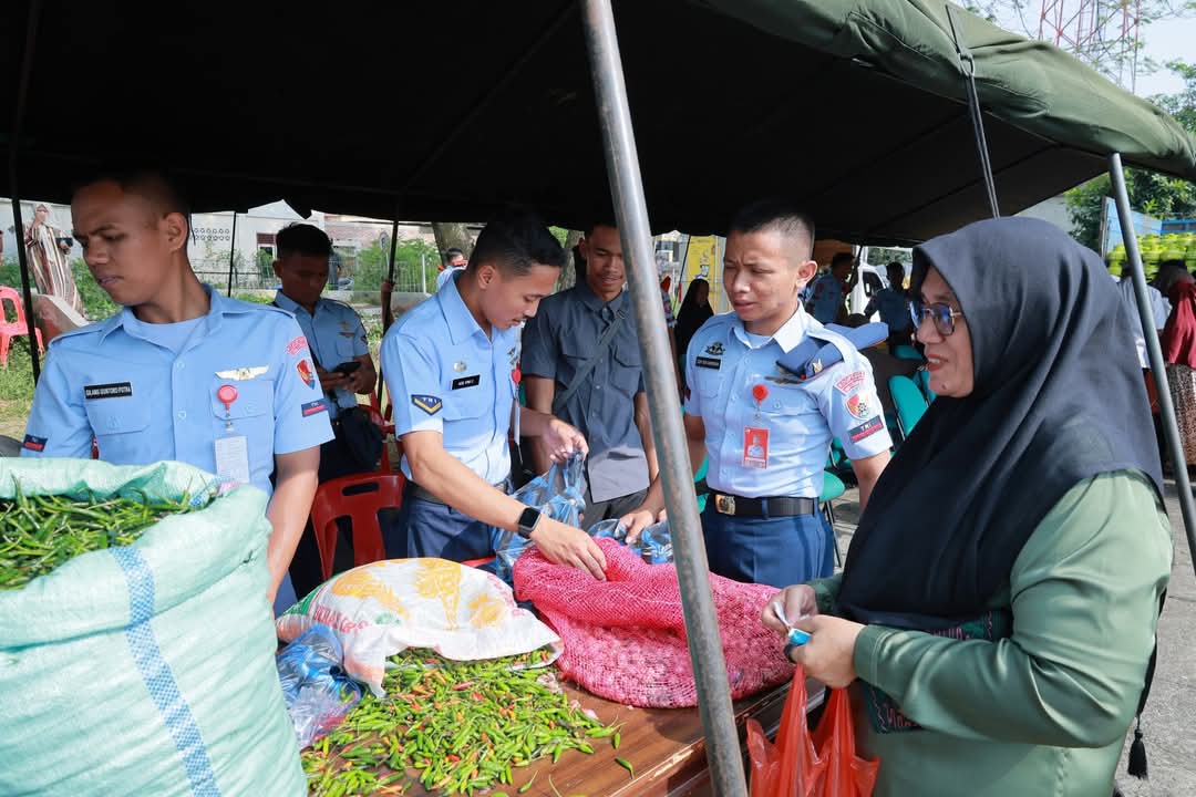 Peringati HUT ke-79 TNI AU, Pemkab Aceh Besar dan Lanud SIM Gelar Bazar Murah untuk Masyarakat ...