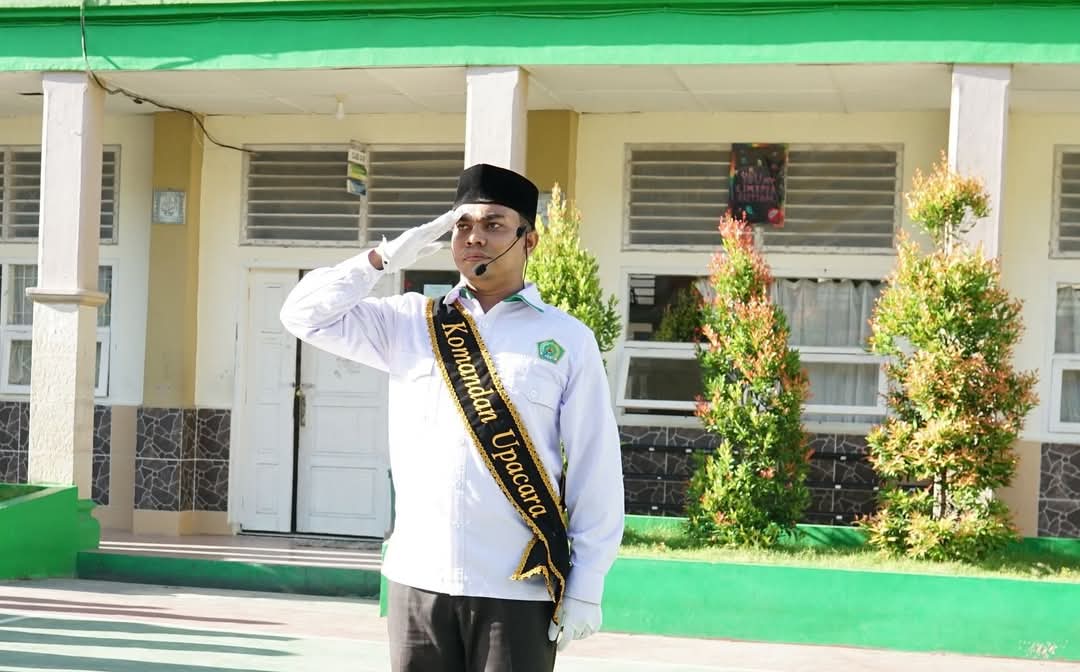 Waka Humas MTsN 1 Banda Aceh Komandan Upacara Peringatan Hari lahir ...