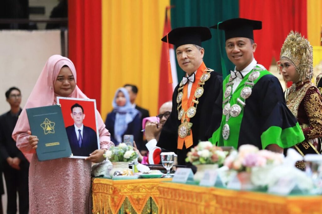 Kisah Haru Nurul, Potret Perjuangan Kakak Menjemput Ijazah Sang Adik di Wisuda USK - AcehGround