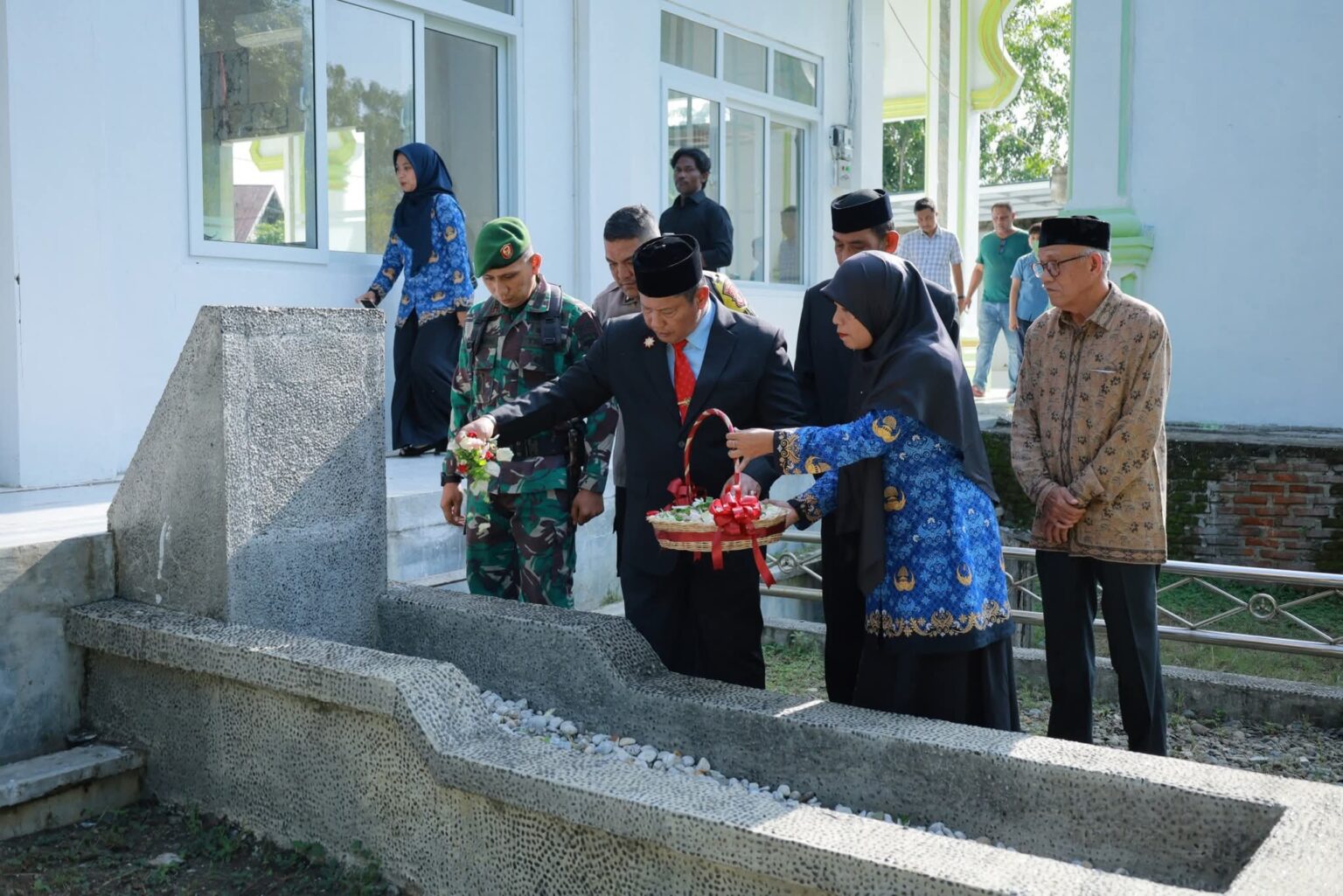 Sekda Aceh Besar Ziarah Makam Panglima Teuku Nyak Makam - AcehGround