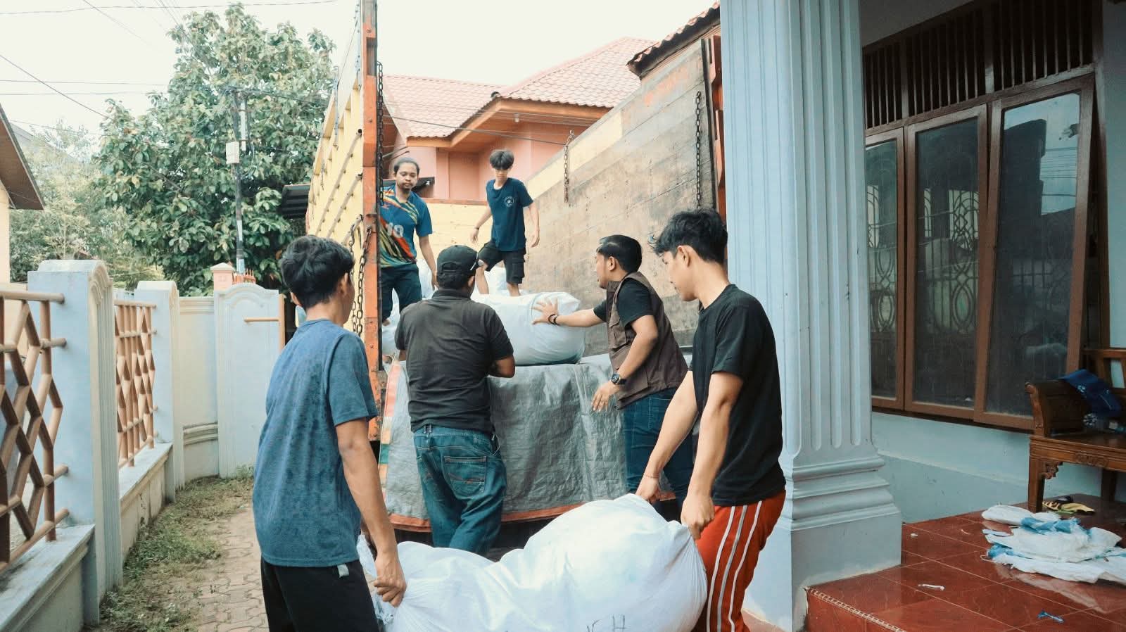IPAU Tempuh Jalur Laut Kerahkan Bantuan Logistik Banjir, Serahkan ...