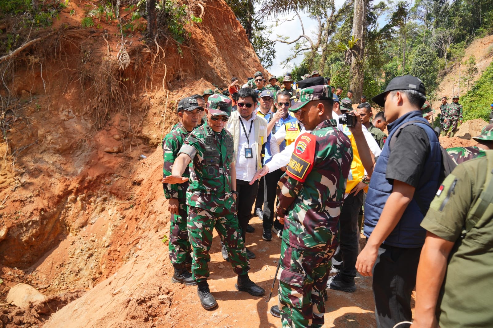 Kepala Staf Umum TNI Tinjau Pembangunan Huntara-Huntap di Tapanuli ...