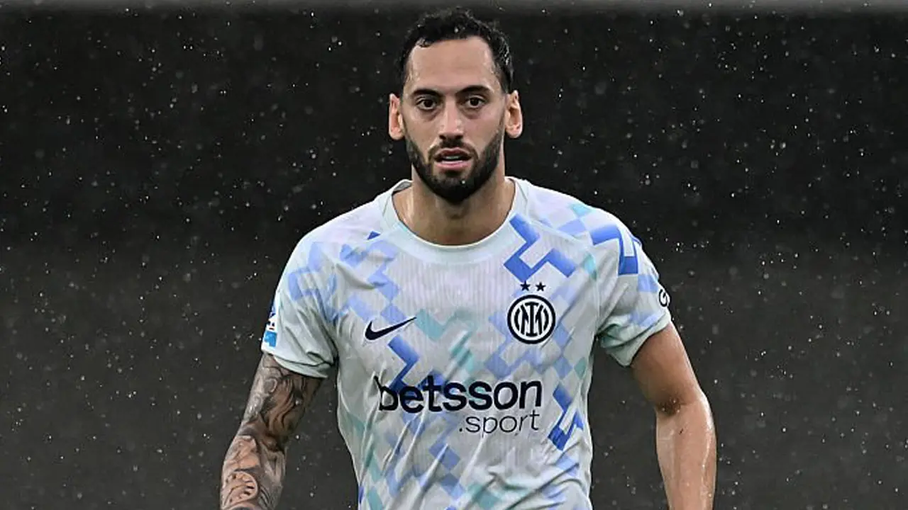 Inter Milan Tunda Pembicaraan Kontrak Hakan Calhanoglu hingga Akhir ...