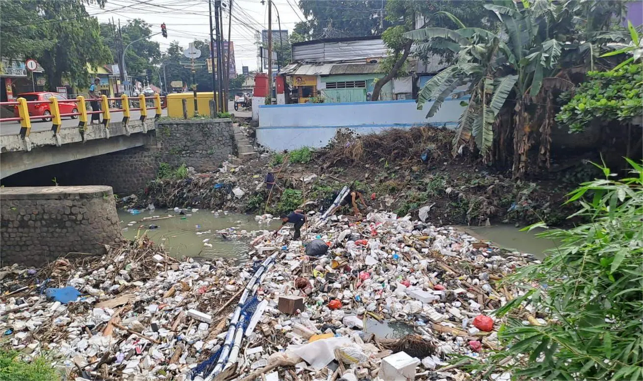 Pemerintah Kota Cirebon Pasang Jaring Penahan Sampah di Sungai ...