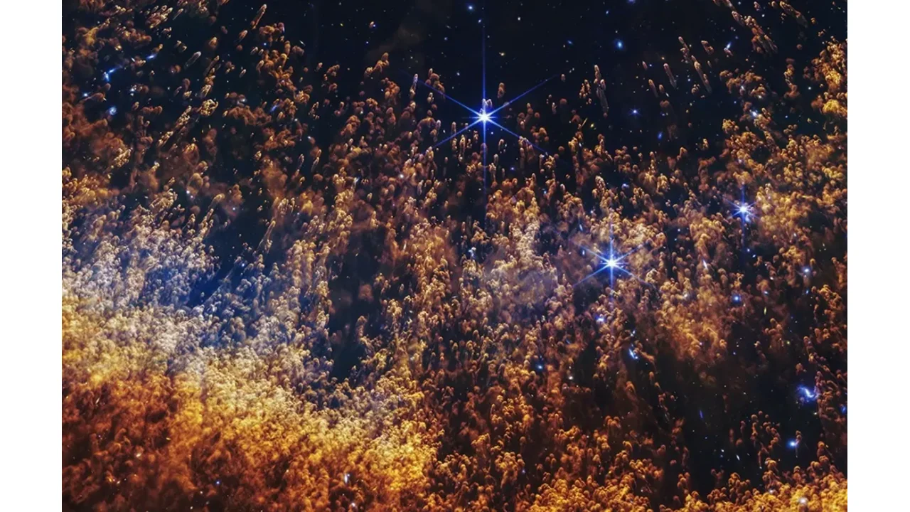 Teleskop James Webb Ungkap Struktur Gas dan Debu Nebula Helix dalam ...